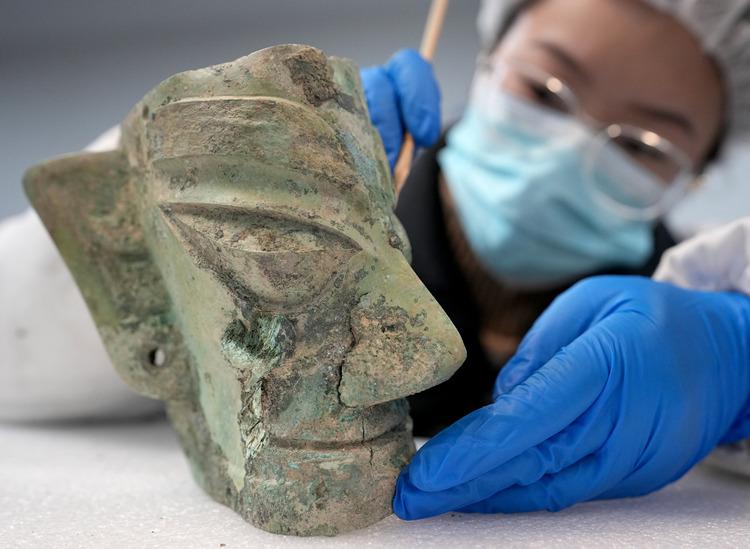 Young Chinese take up cultural relic restoration