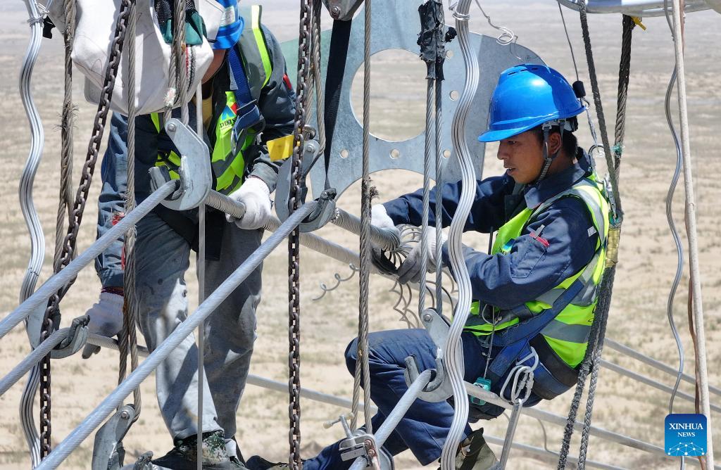 Workers weather desert extremes to complete "power expressway loop" in ...